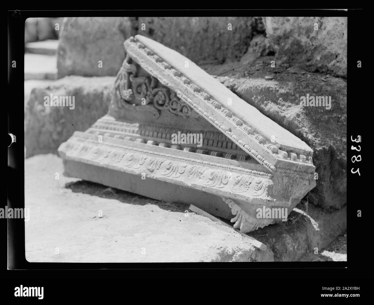 Carved entablature hi-res stock photography and images - Alamy