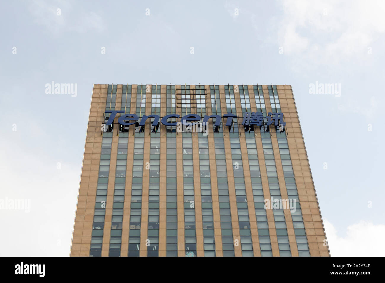 Wechat logo china hi-res stock photography and images - Alamy