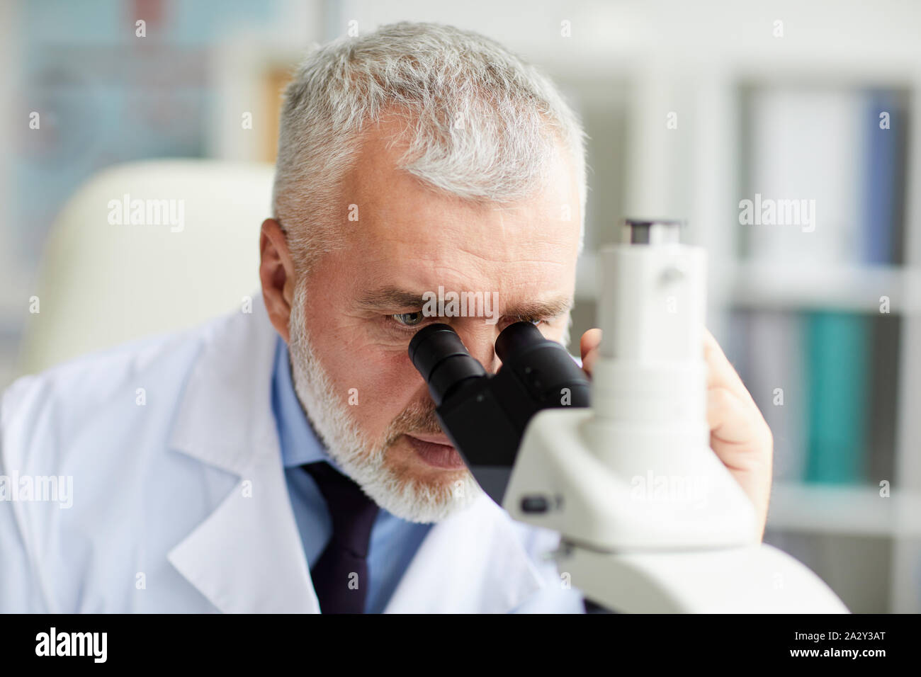 Grey microscope hi-res stock photography and images - Alamy