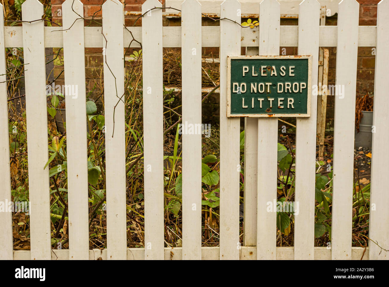 Drop litter hi-res stock photography and images - Alamy