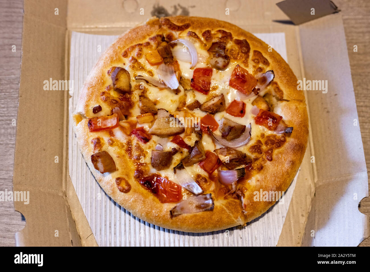 Top view of sliced delicious chicken pizza Stock Photo - Alamy