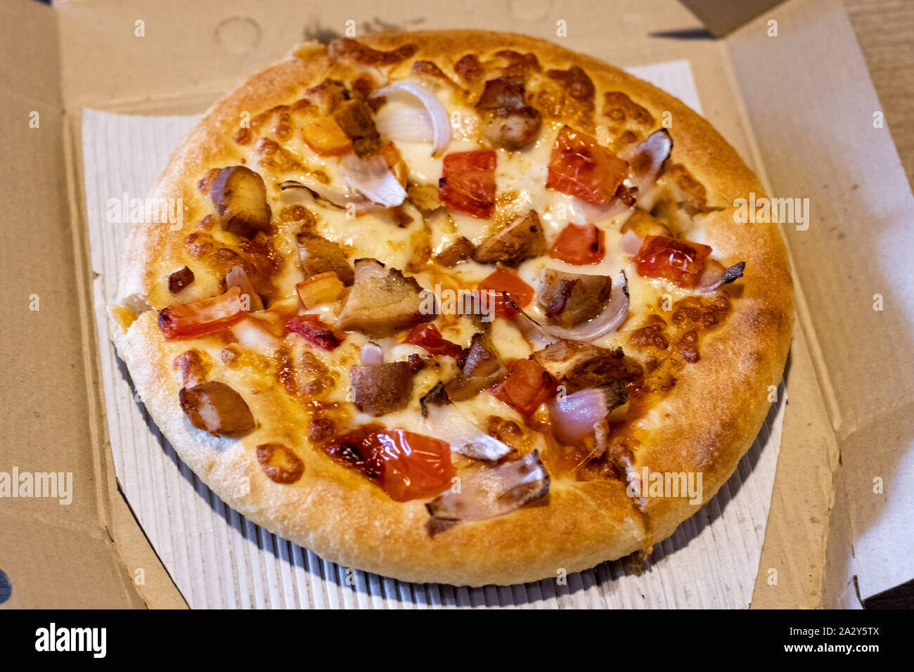 Top view of sliced delicious chicken pizza Stock Photo - Alamy