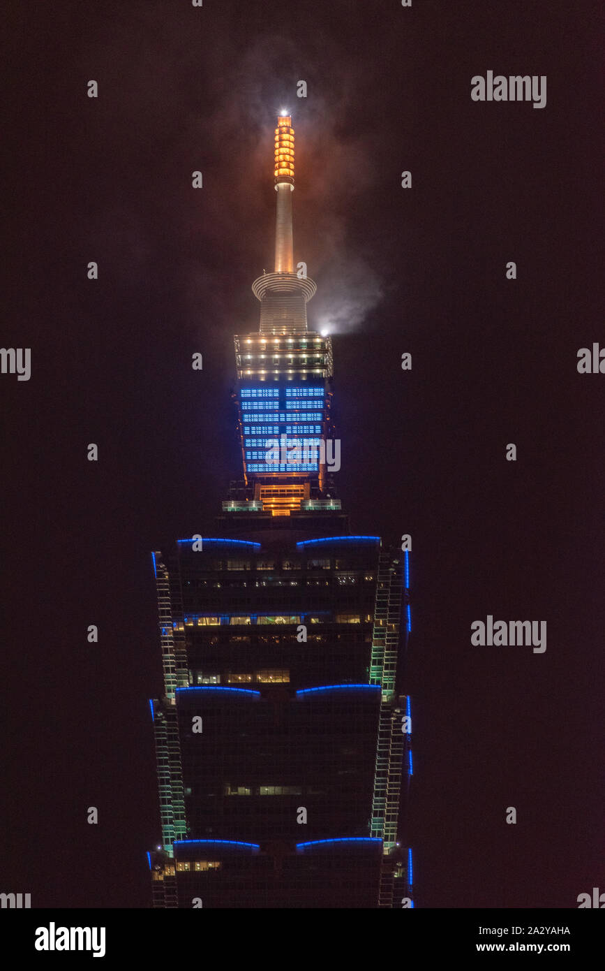 Taipei 101 building shopping mall hi-res stock photography and images ...