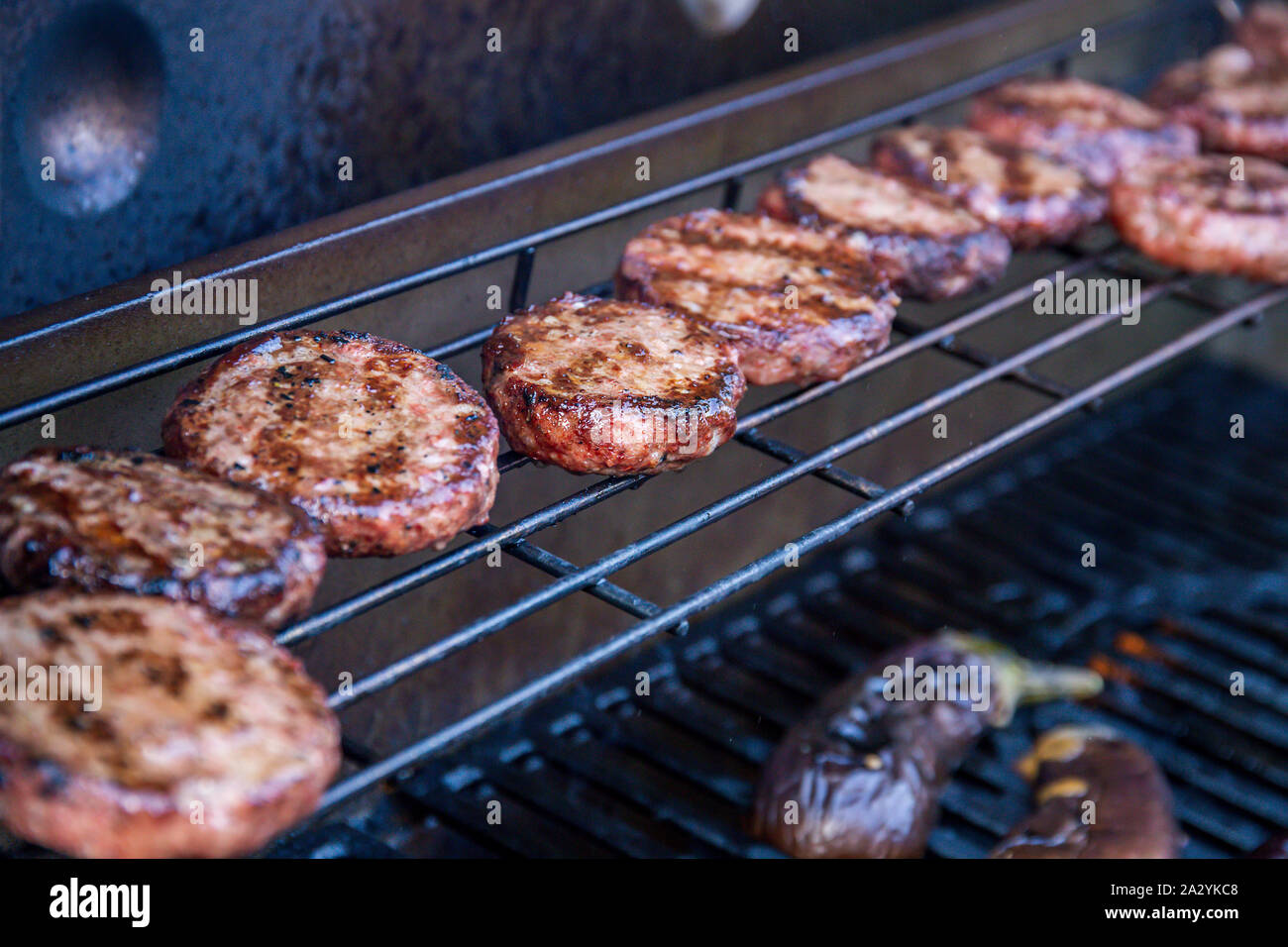 Juicy barbecued beef burgers on a barbecue warming rack Stock Photo - Alamy