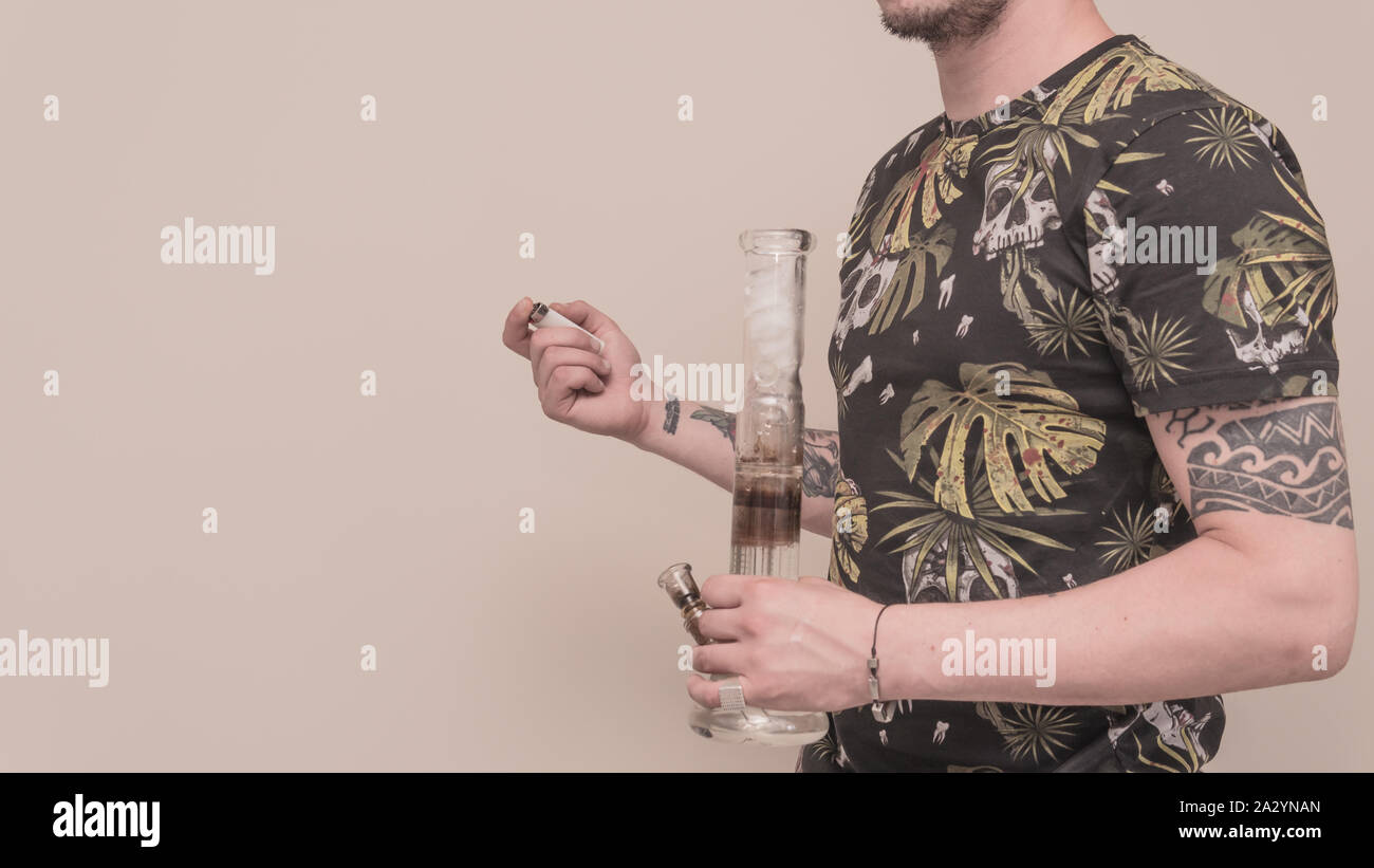 Man smoking bong hi-res stock photography and images - Alamy