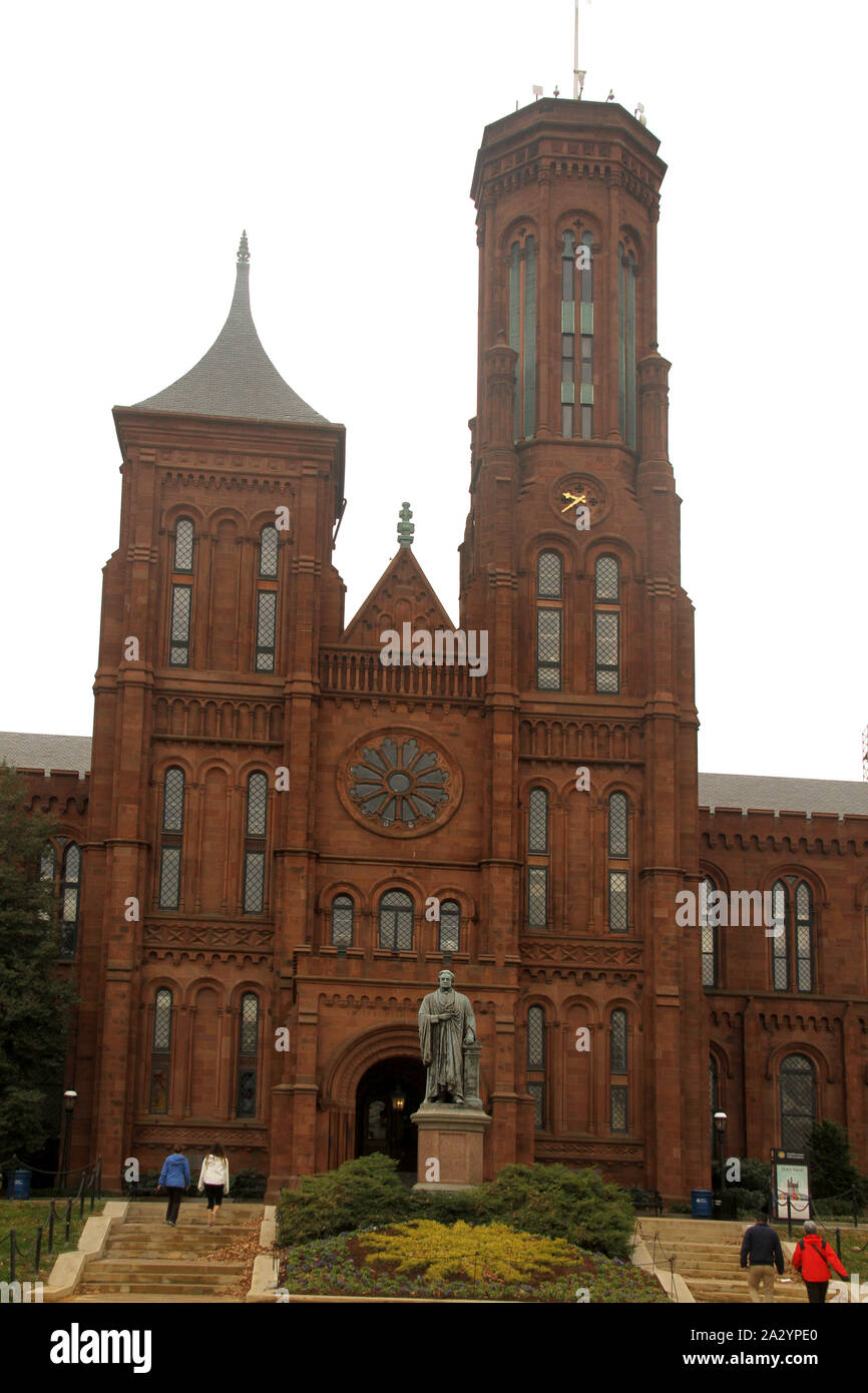 Smithsonian castle washington dc hi-res stock photography and images ...