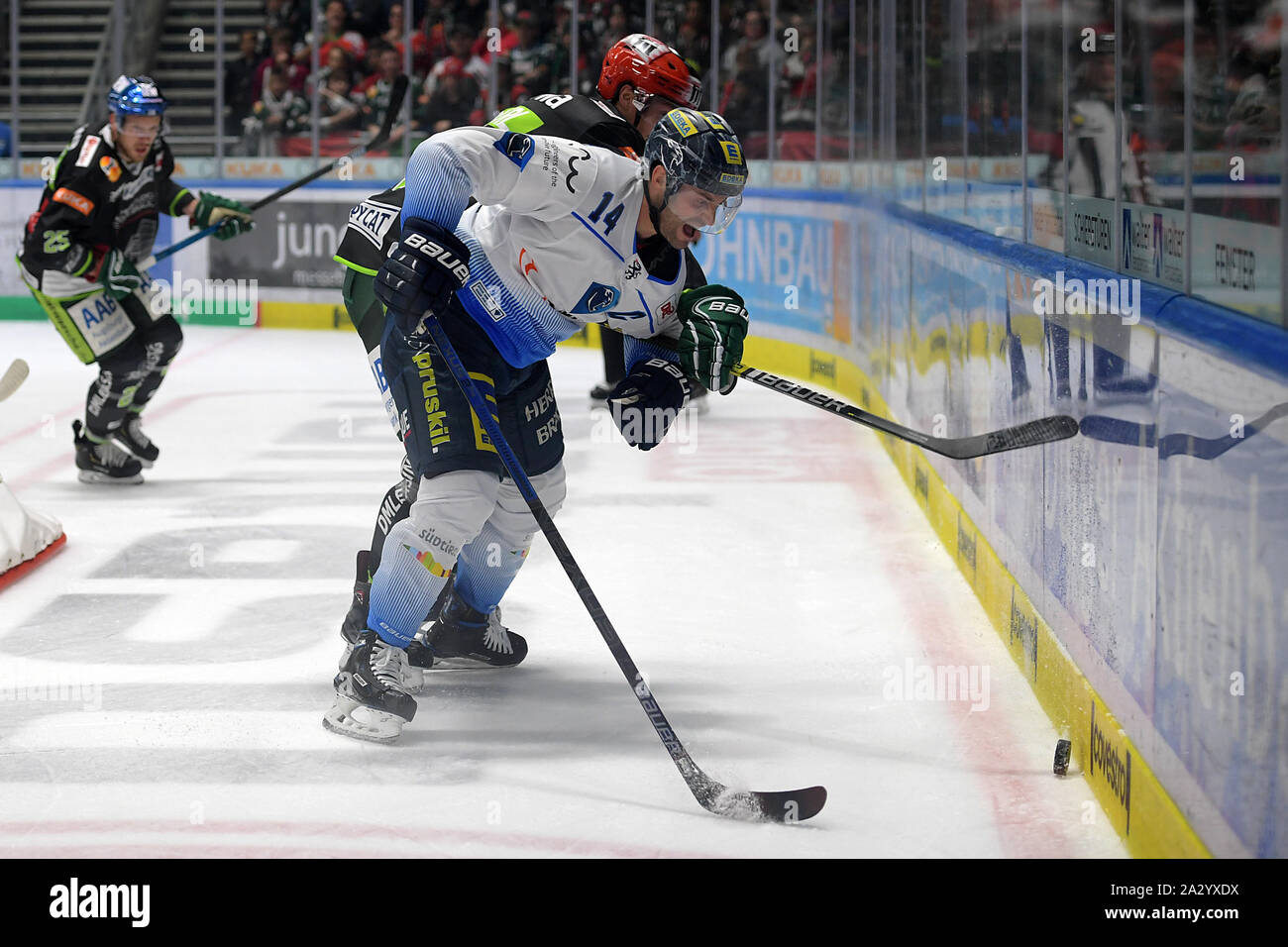 V adam del hi-res stock photography and images - Alamy