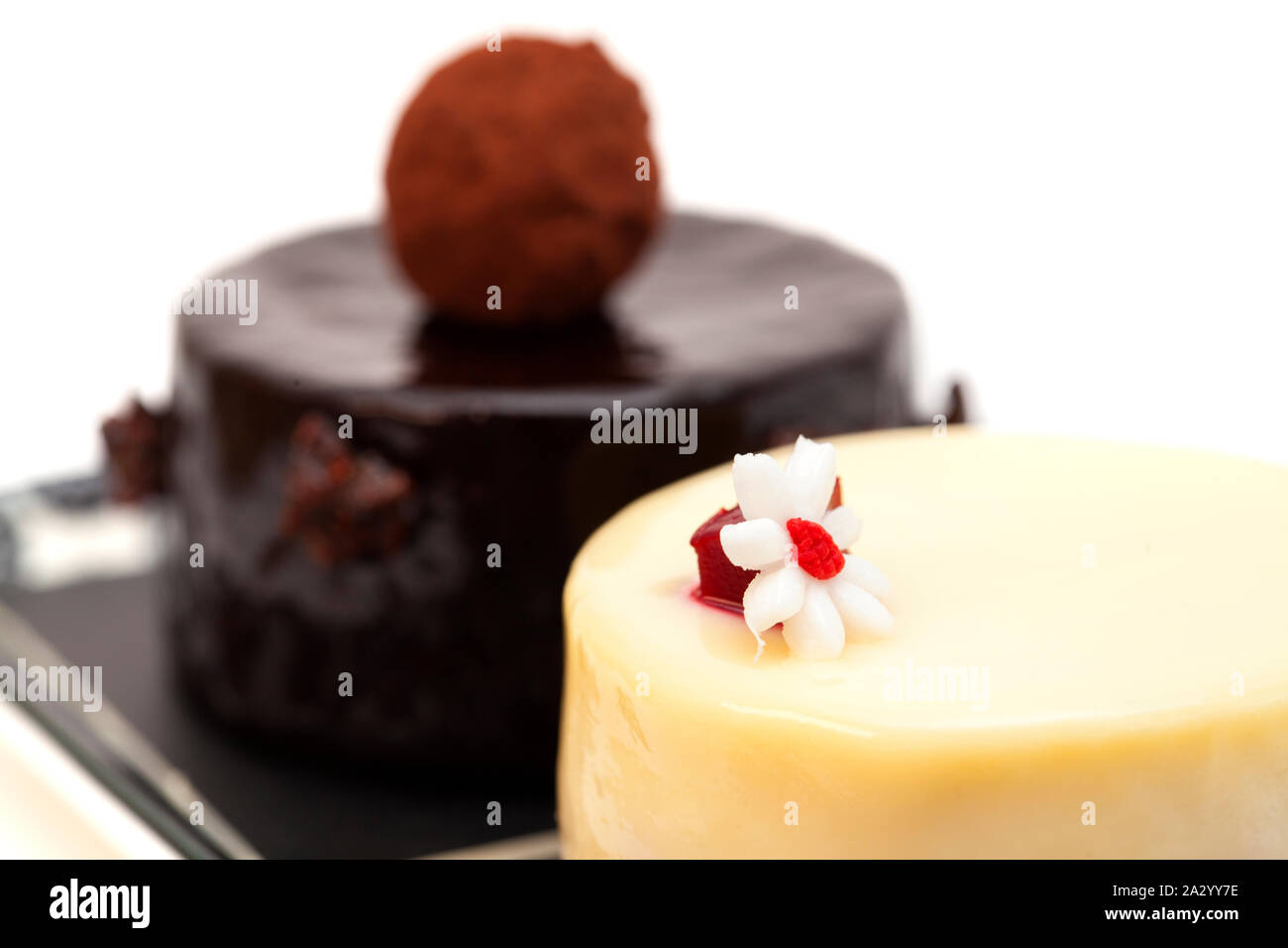 Individual portion chocolate mousse cake hi-res stock photography and ...