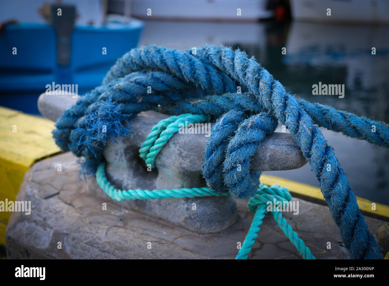 Rope securing boat to wharf. Knot securing fishing boat Stock Photo - Alamy