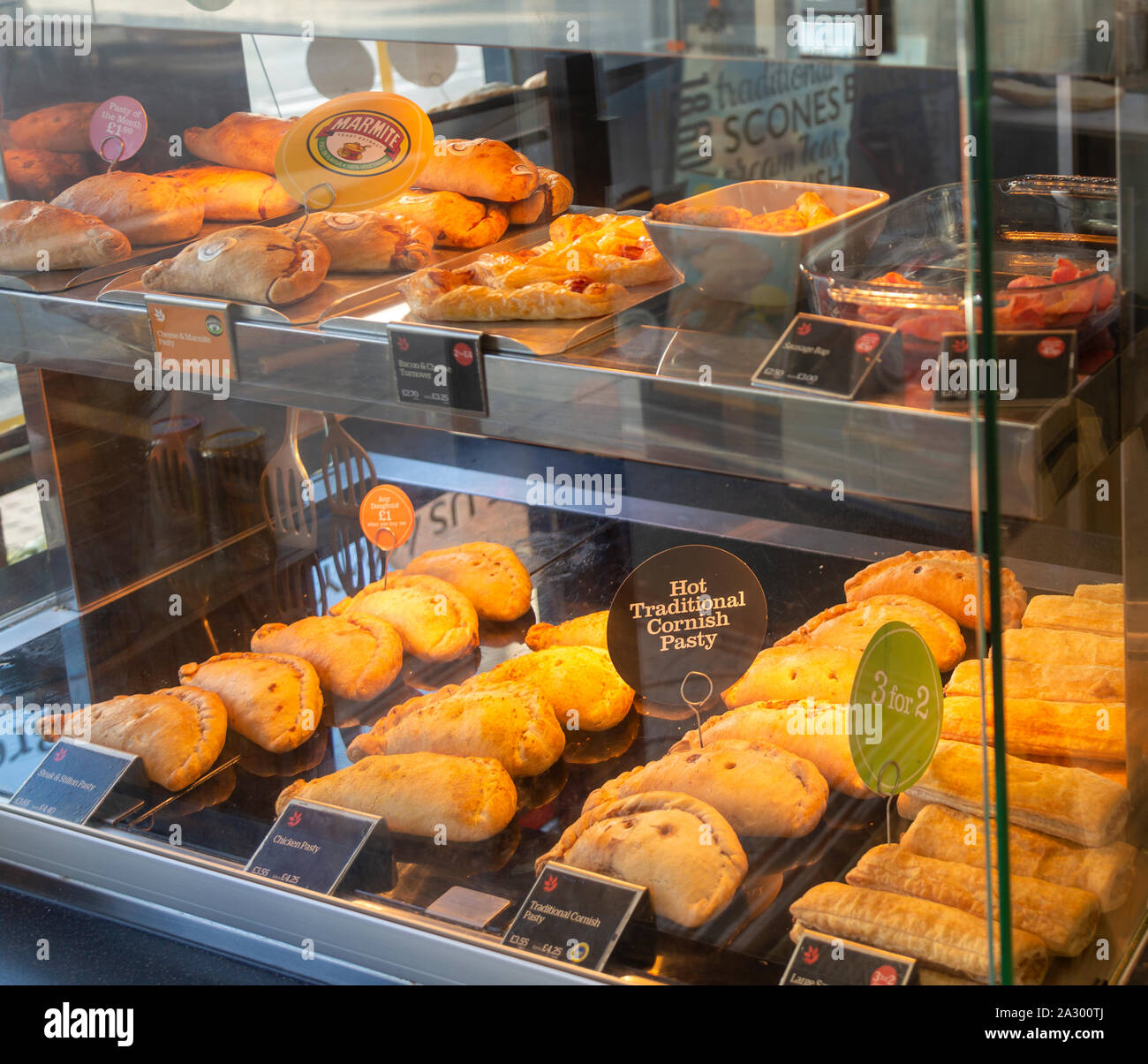 Inside bakery shop hi-res stock photography and images - Alamy