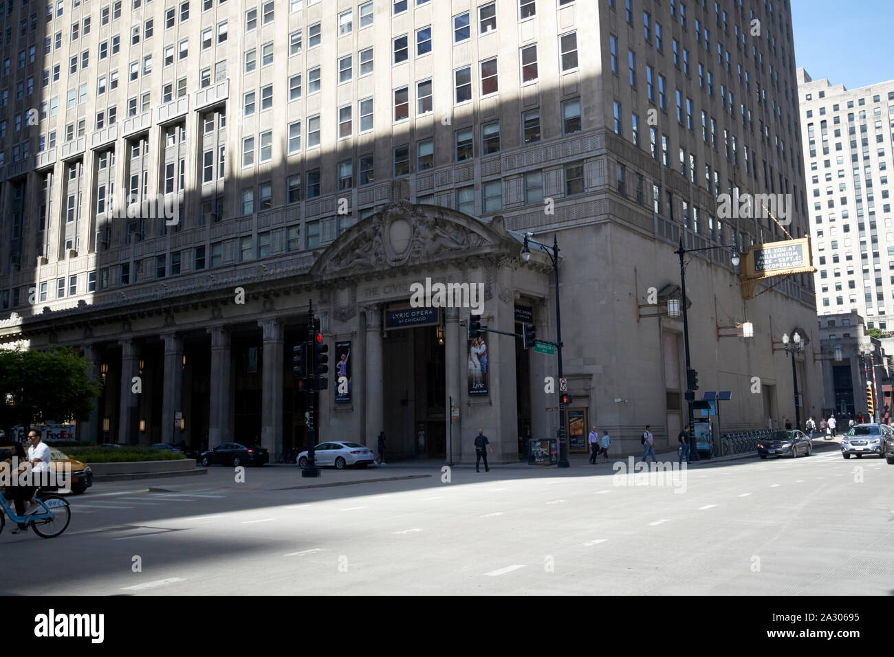 Lyric opera building hi-res stock photography and images - Alamy