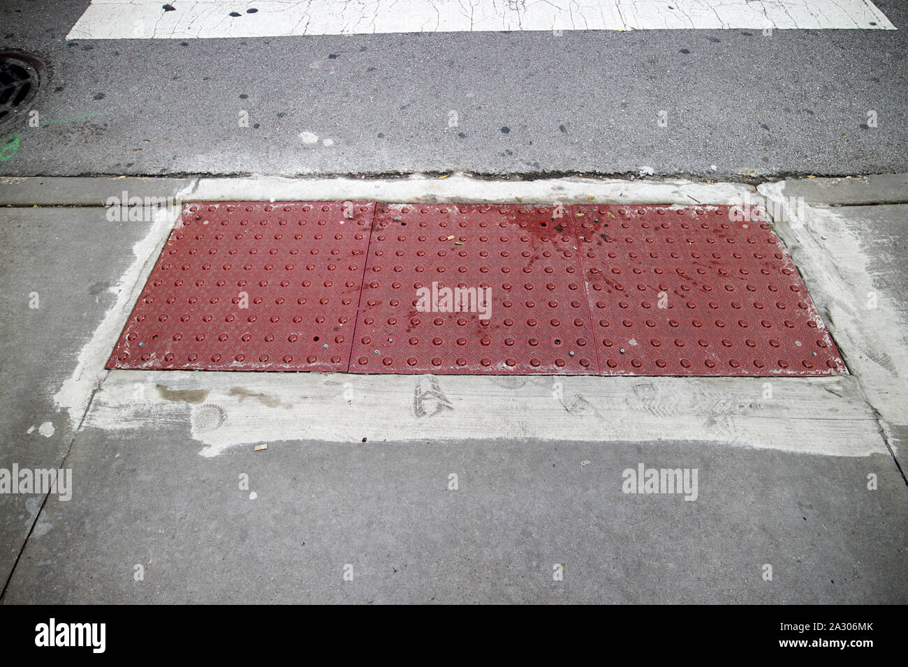 Tactile pedestrian crossing hi-res stock photography and images - Alamy
