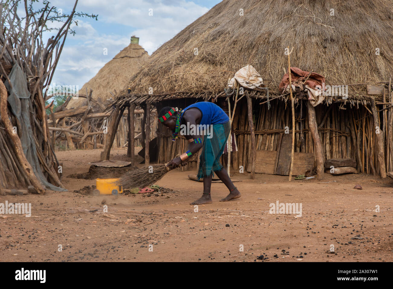 African woman sweeping hi-res stock photography and images - Alamy