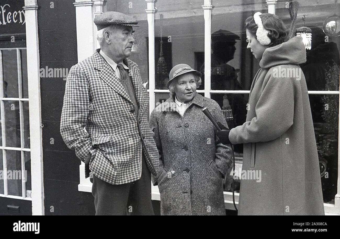 Reporter 1950s hi-res stock photography and images - Alamy