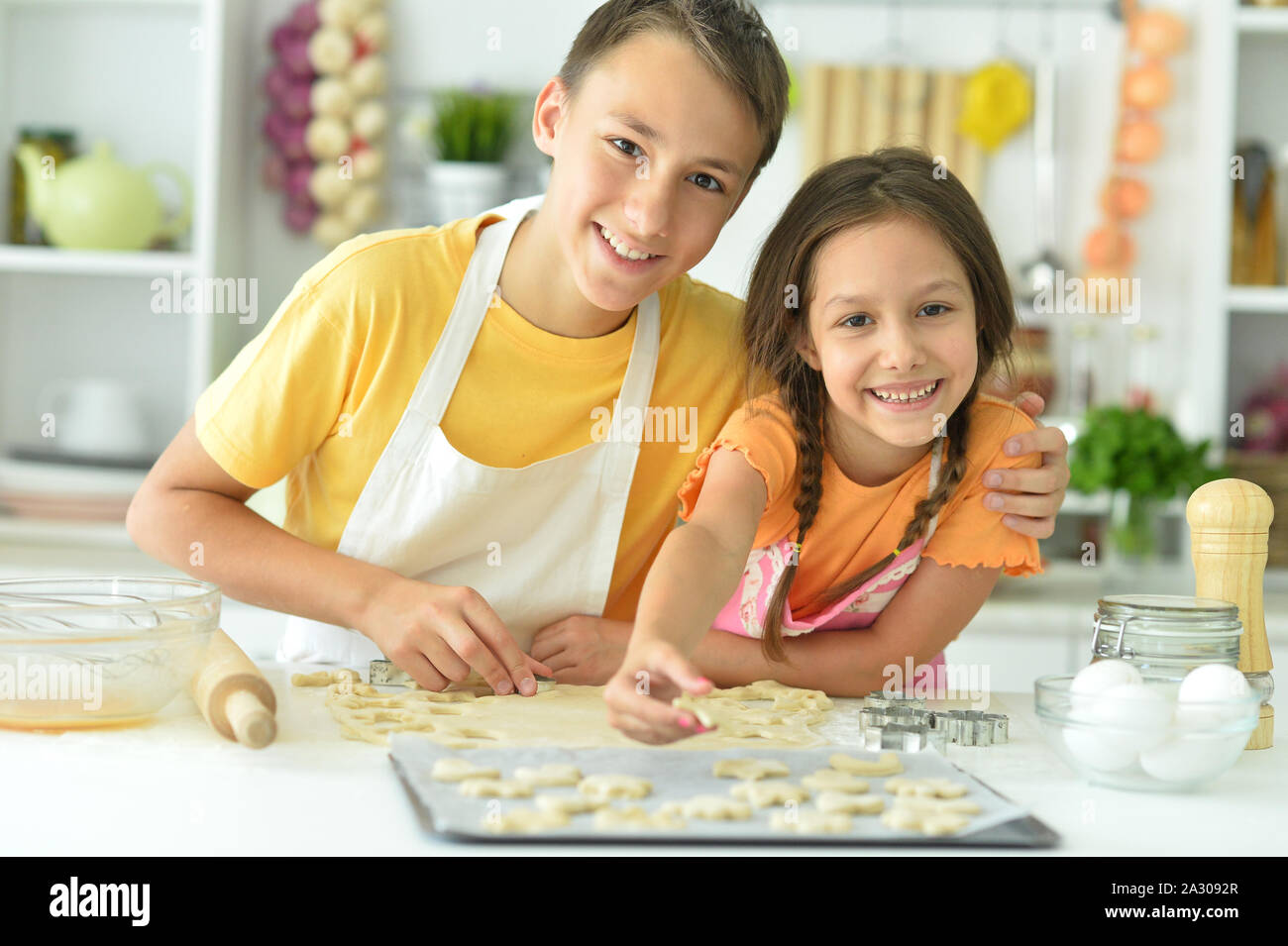Brother sister cook cookies hi-res stock photography and images - Alamy