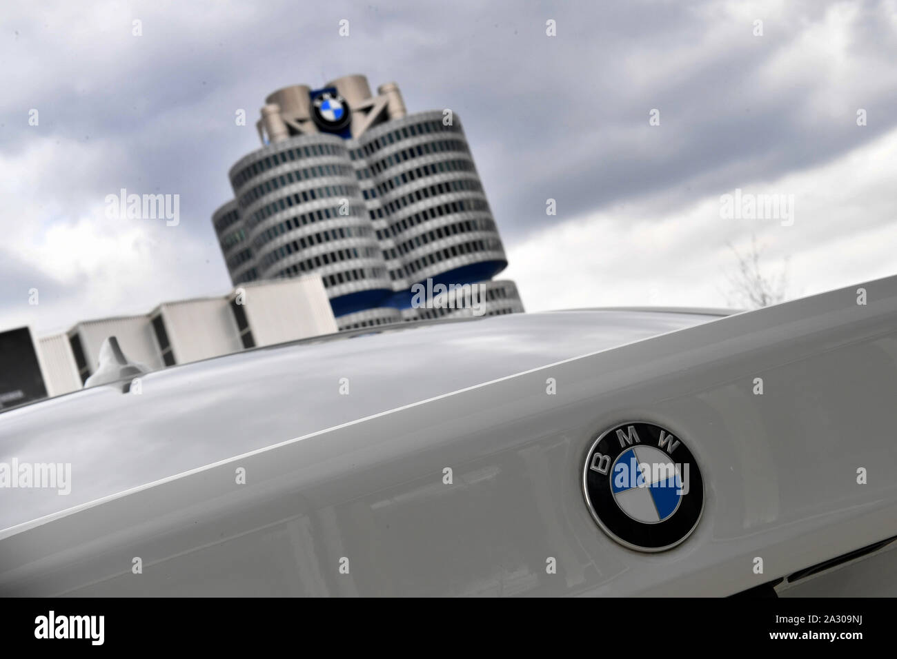Savings program of the car maker BMW cuts thousands of highly qualified ...