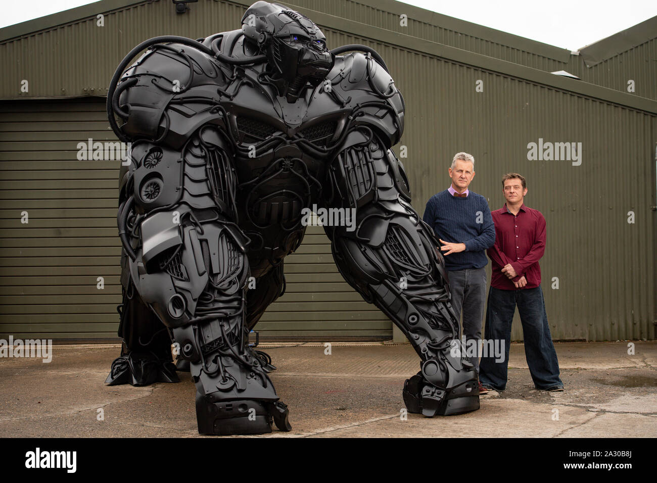 Sculptor luke kite with his 12ft sculpture of a gorilla hi-res stock ...
