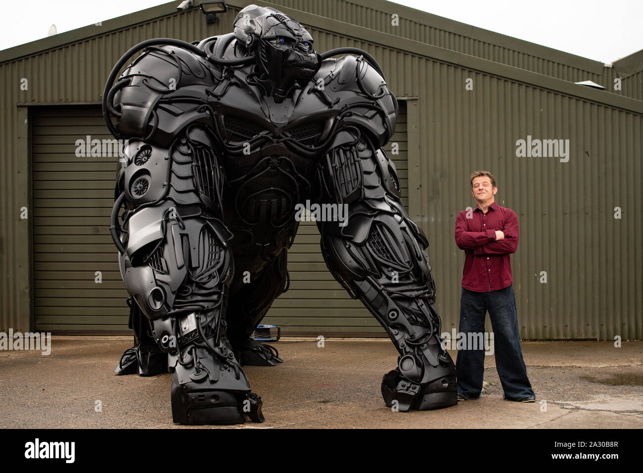 Sculptor luke kite with his 12ft sculpture of a gorilla hi-res stock ...