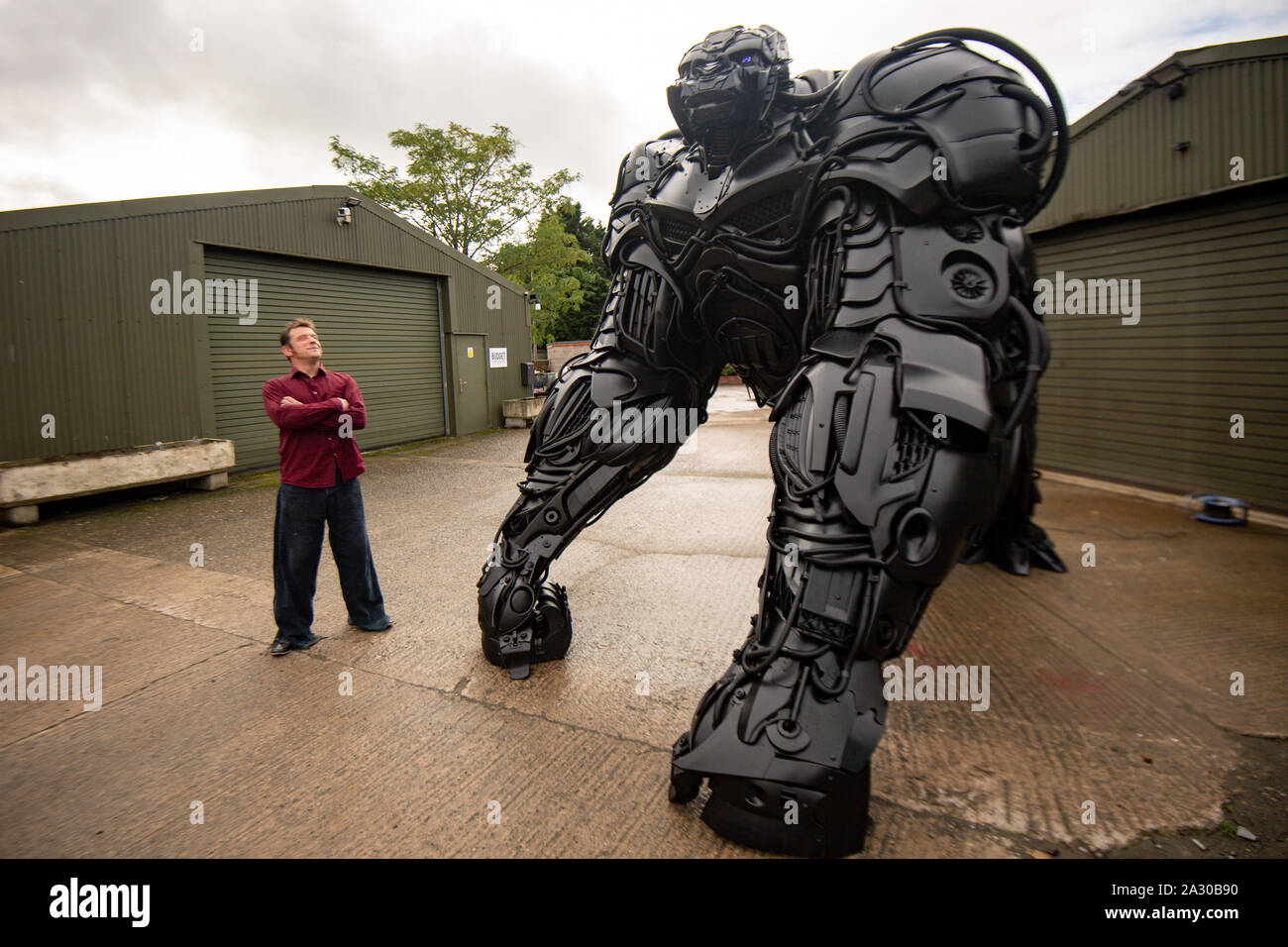 Sculptor luke kite with his 12ft sculpture of a gorilla hi-res stock ...