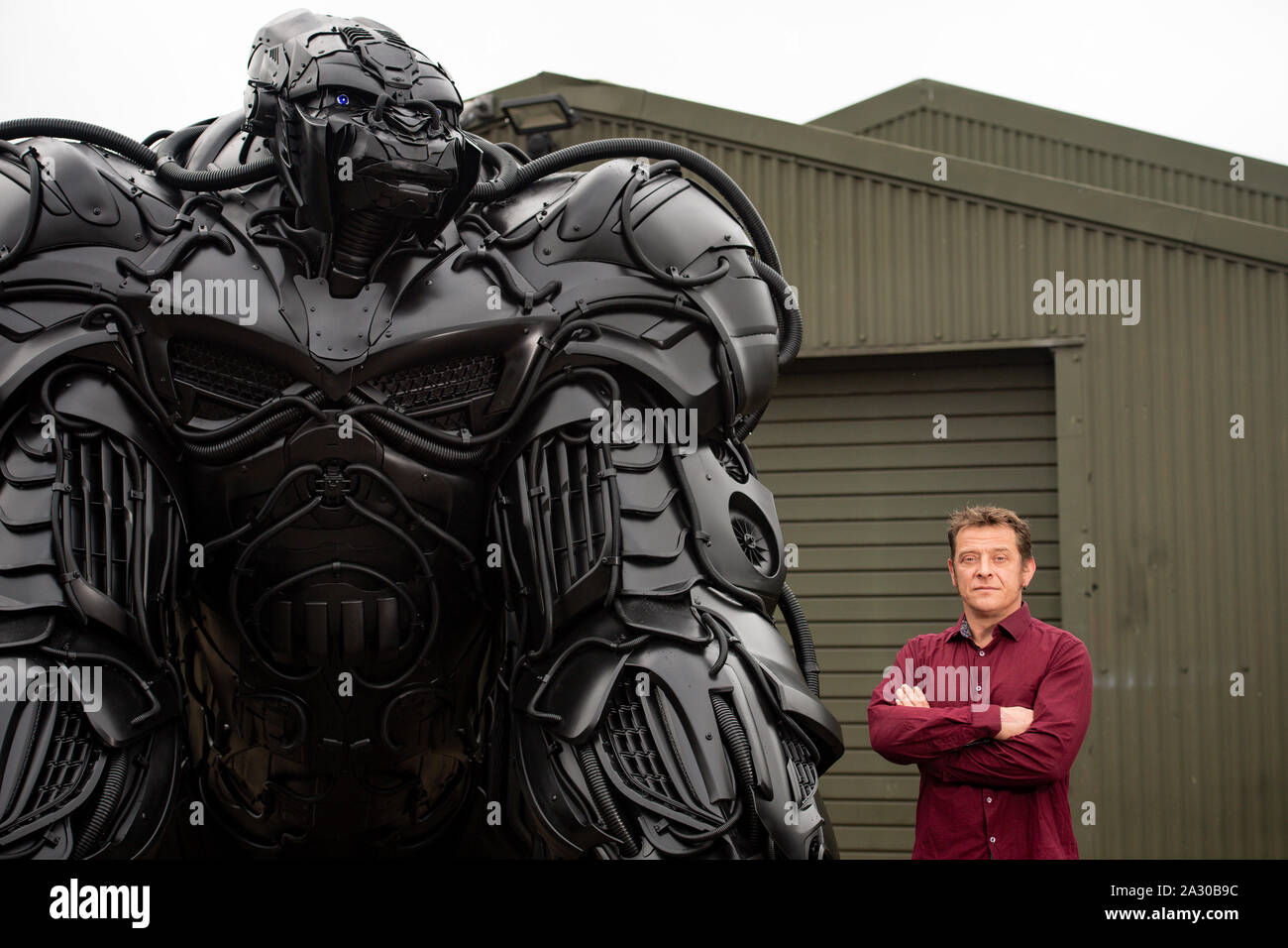 Sculptor luke kite with his 12ft sculpture of a gorilla hi-res stock ...