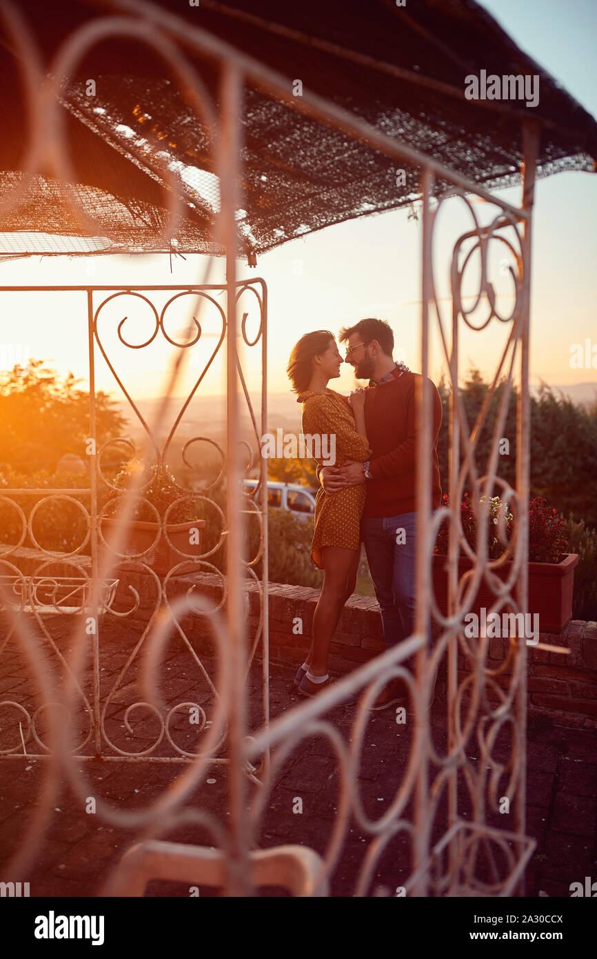 Romantic couple kissing night hi-res stock photography and images - Alamy