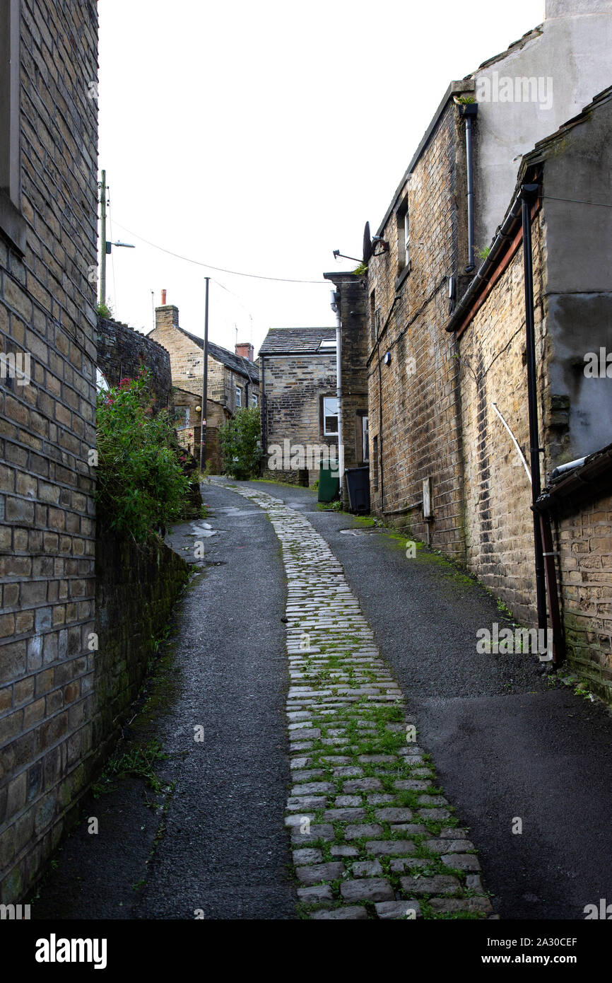 Pathway between houses hi-res stock photography and images - Alamy