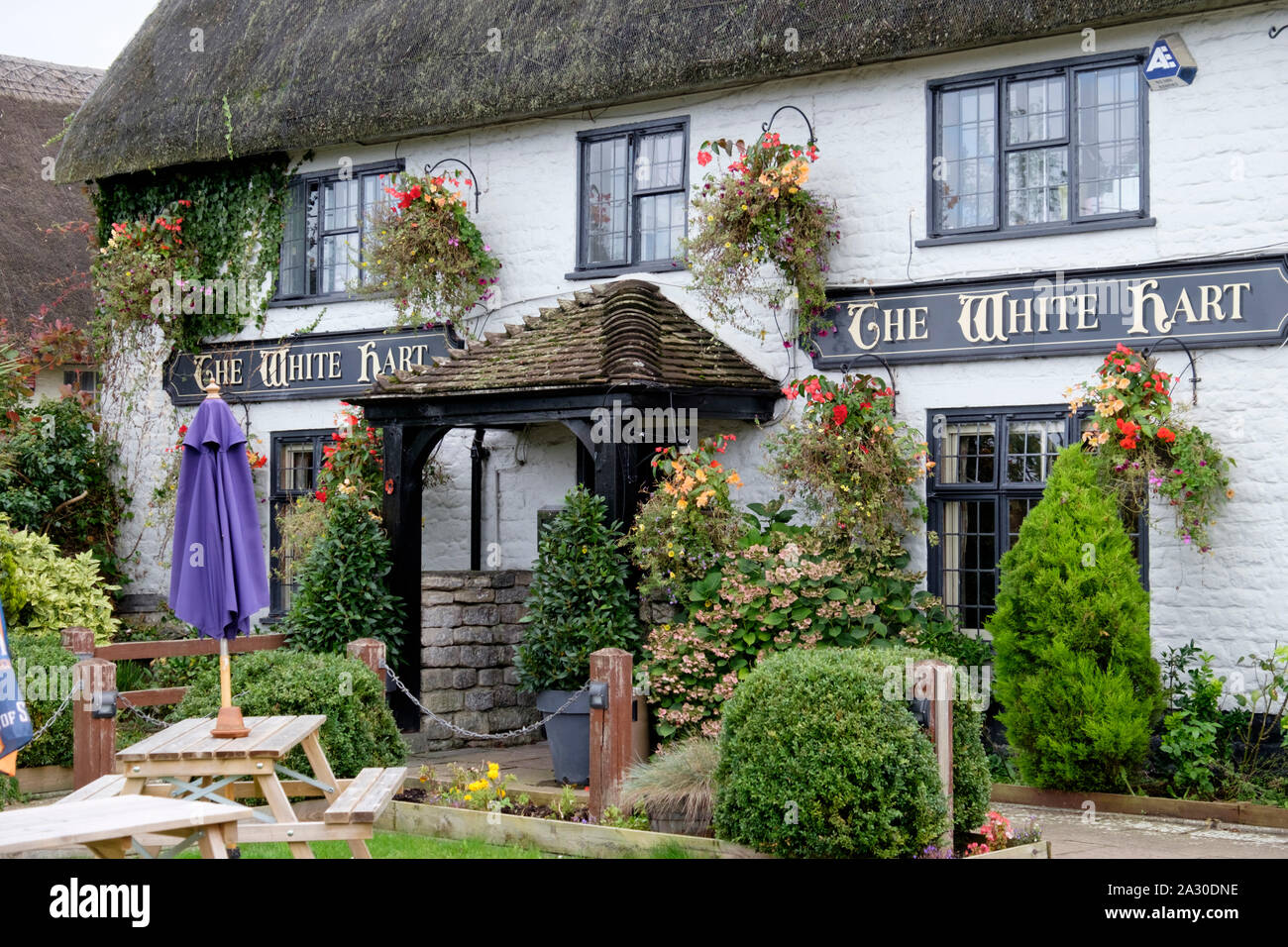 Old white hart inn hi-res stock photography and images - Alamy