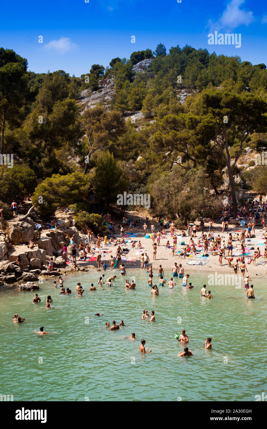 Badeurlauber am Strand in der Bucht Calanque de Port-Pin, Nationalpark ...