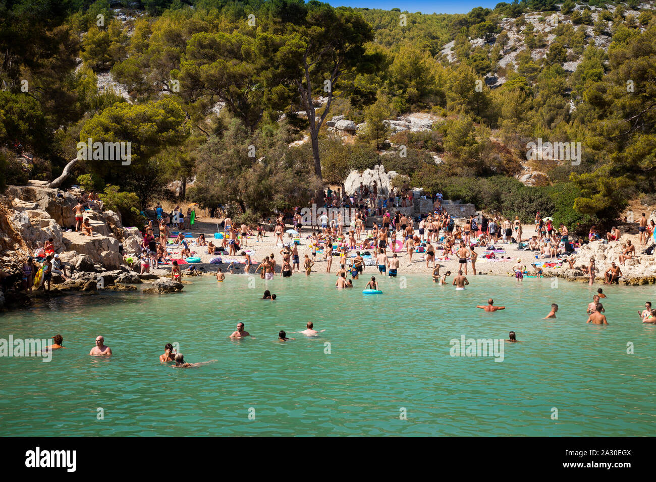 Badeurlauber am Strand in der Bucht Calanque de Port-Pin, Nationalpark ...
