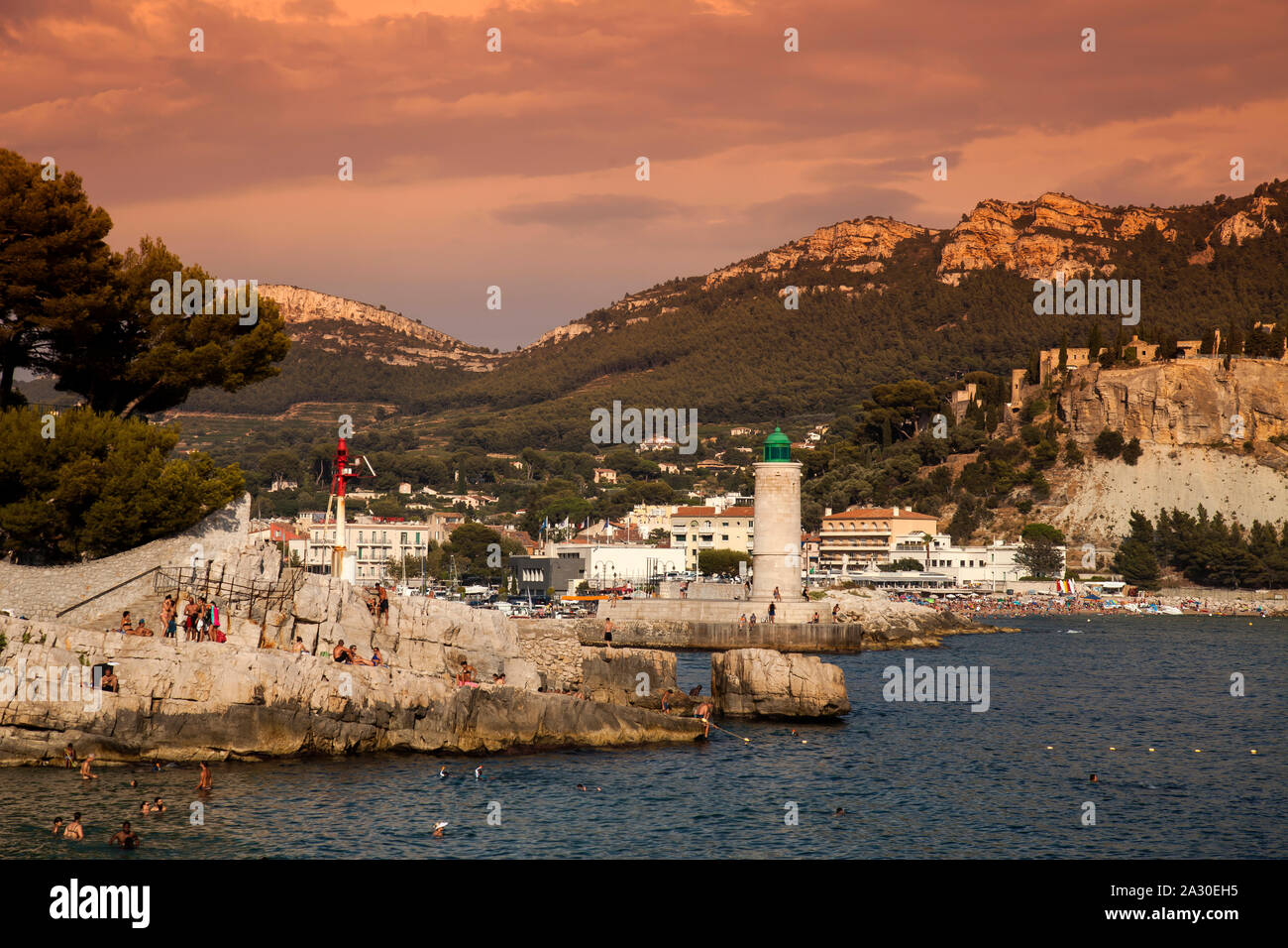 Badeurlauber am Strand in der Bucht Calanque de Port-Pin, Nationalpark ...