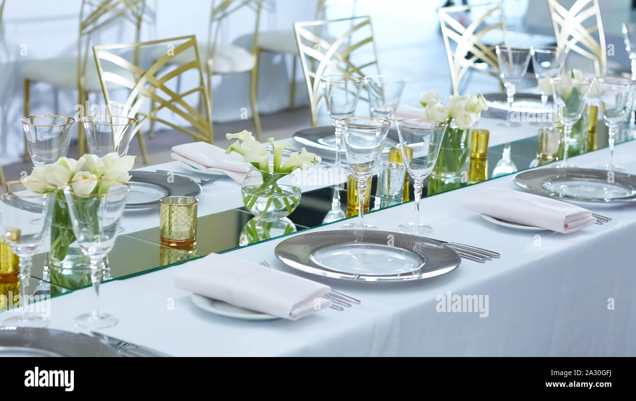 Guests dine hi-res stock photography and images - Alamy