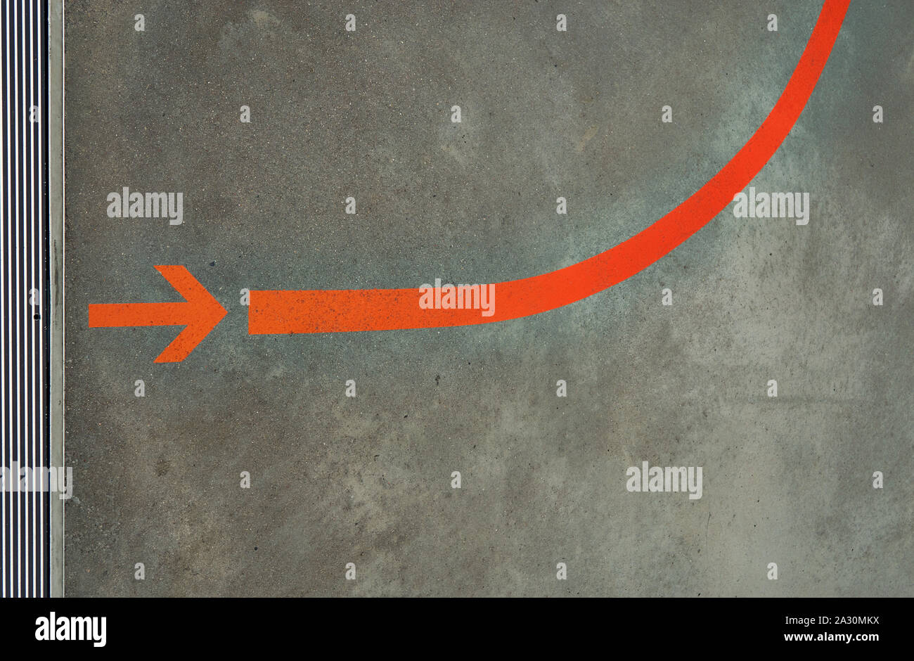 Red arrow as signpost on gray horizontal background Stock Photo - Alamy