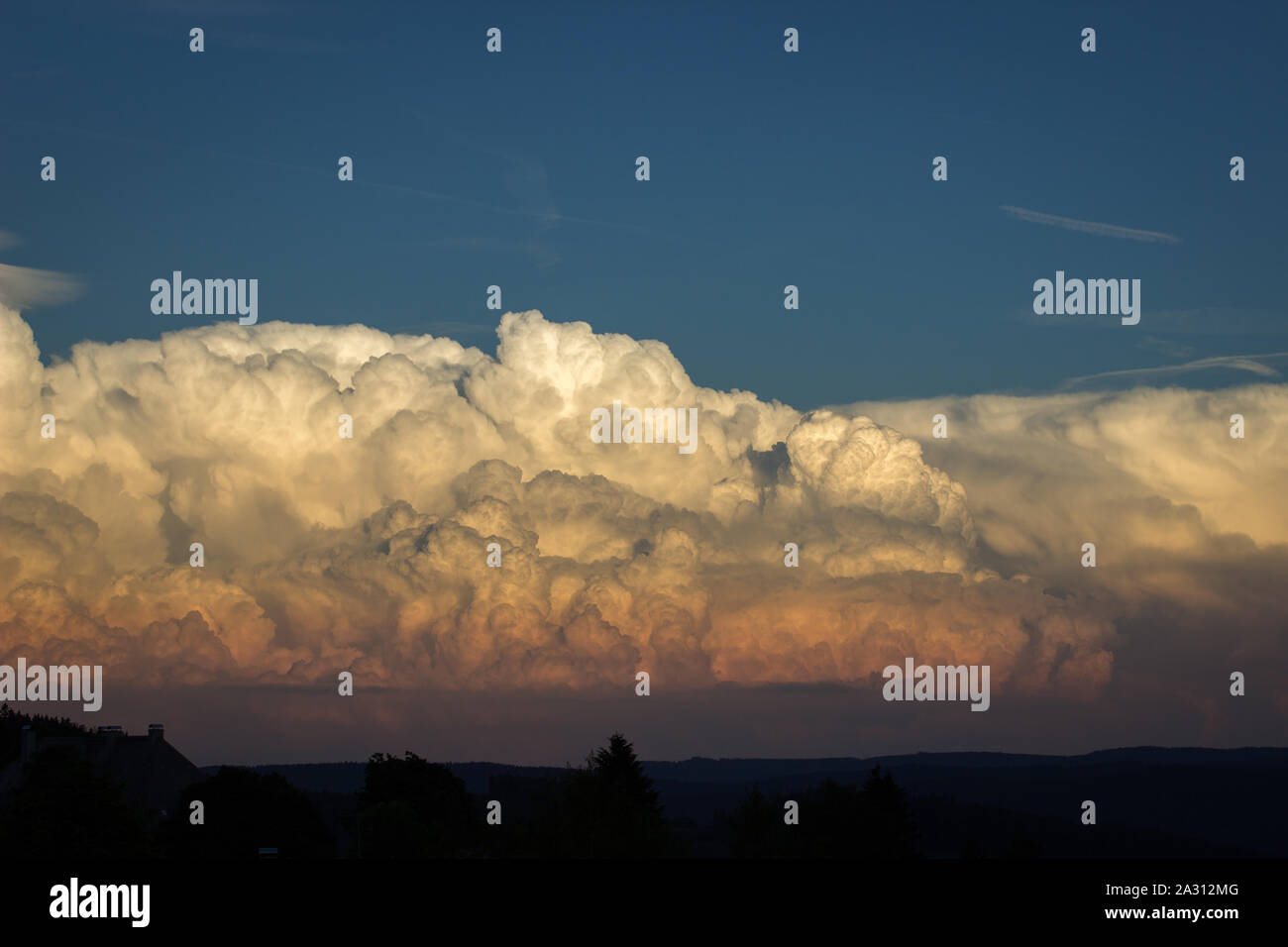 Huge cumulus hi-res stock photography and images - Alamy