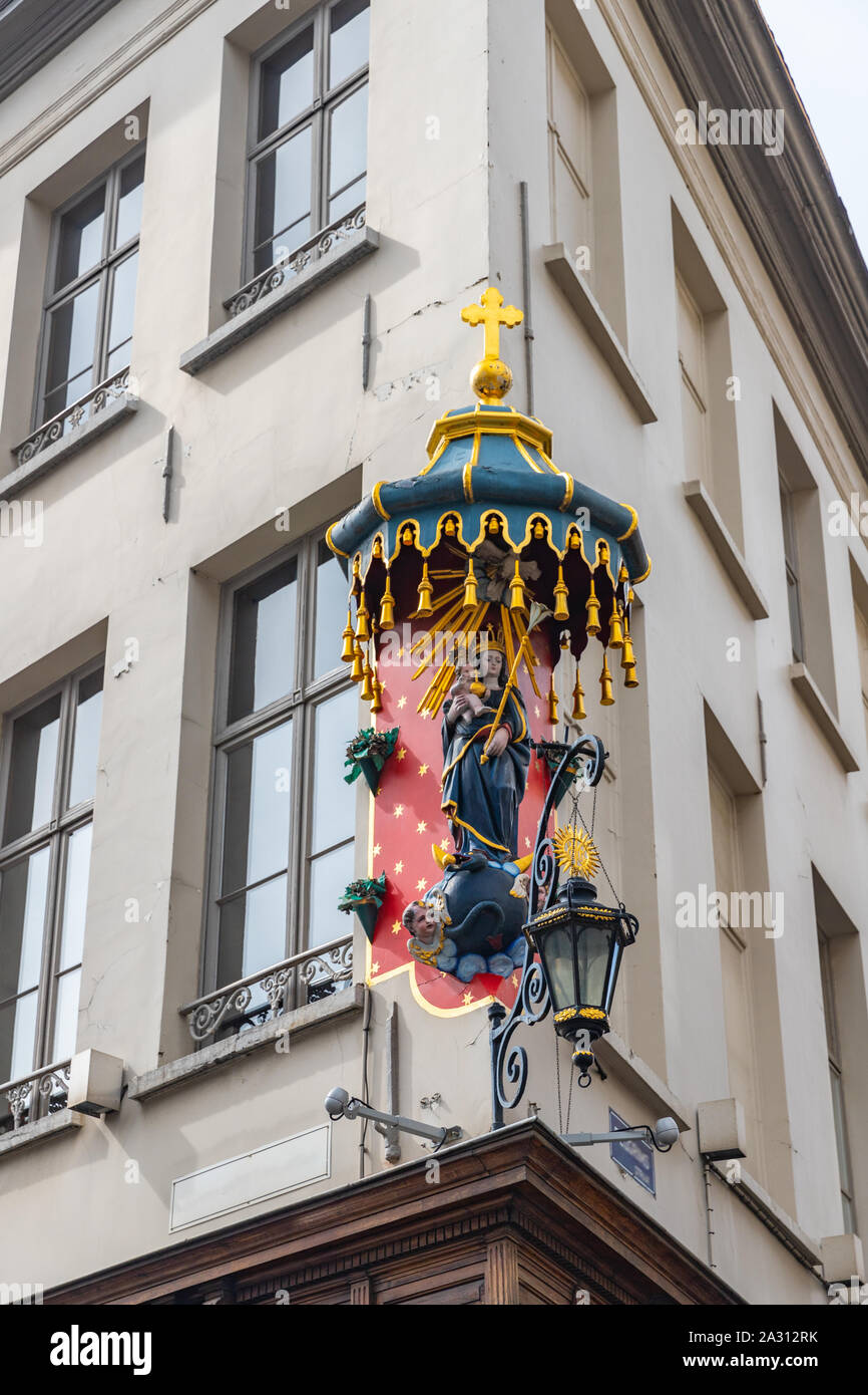 Virgin Mary statue on corner house at Oude Koornmarkt 32 in Antwerp ...