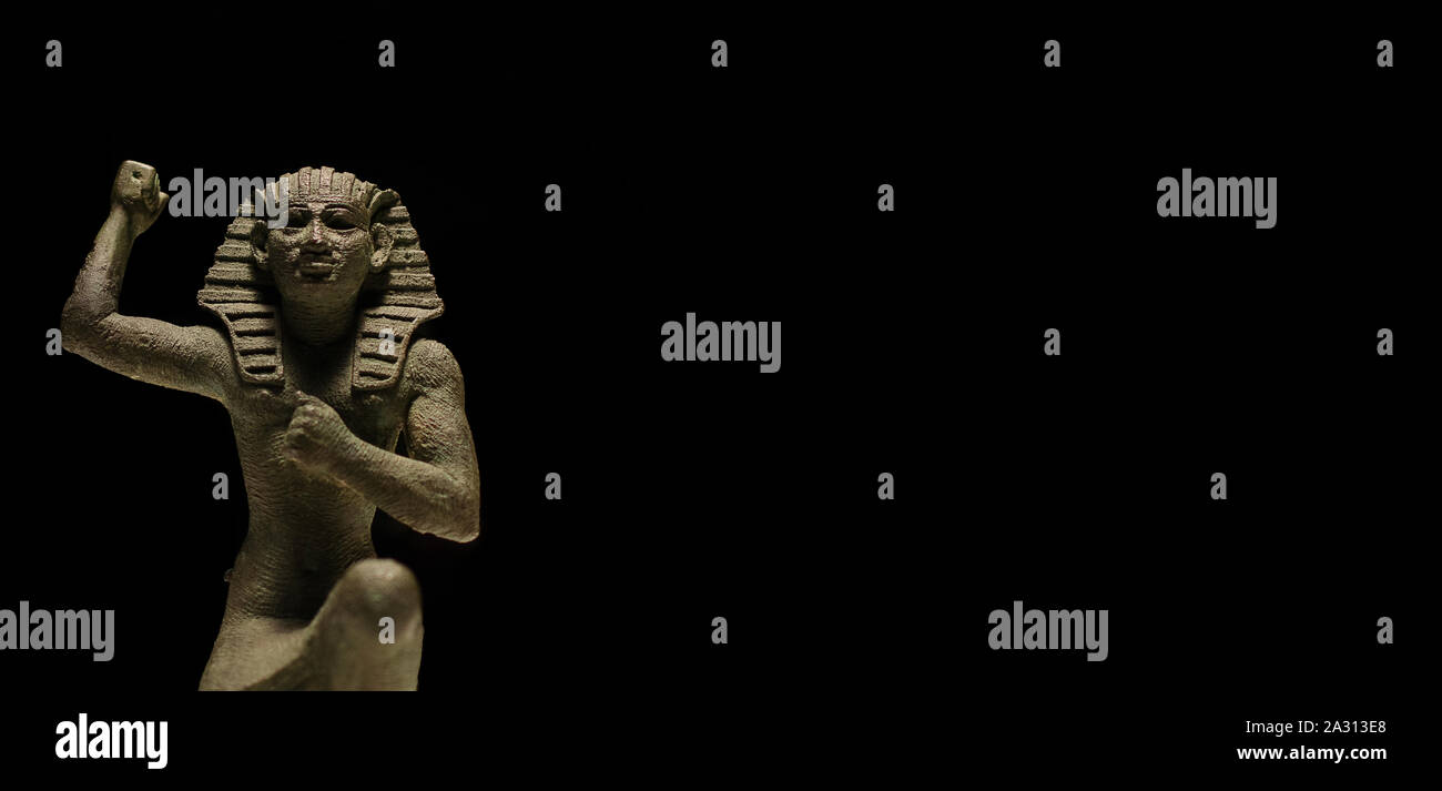 Egyptian pose hi-res stock photography and images - Alamy