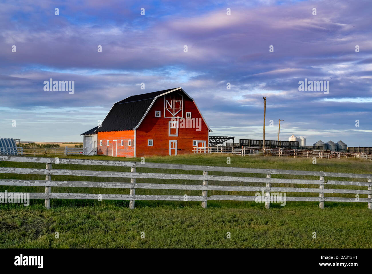 Red barn, Vulcan County, Alberta, Canada Stock Photo - Alamy