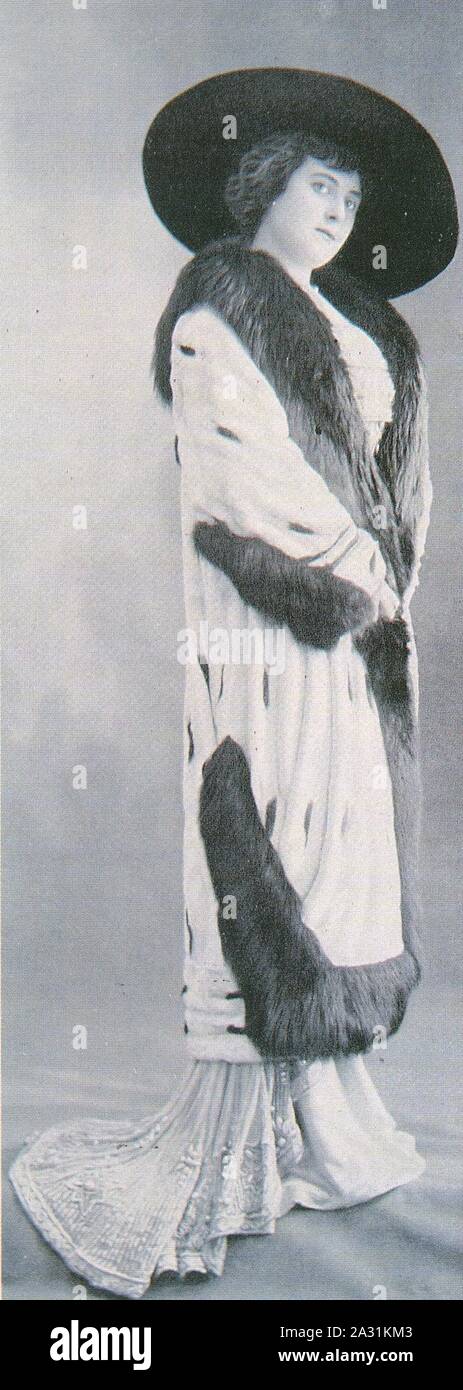 Ermine trimmed cloak hi-res stock photography and images - Alamy