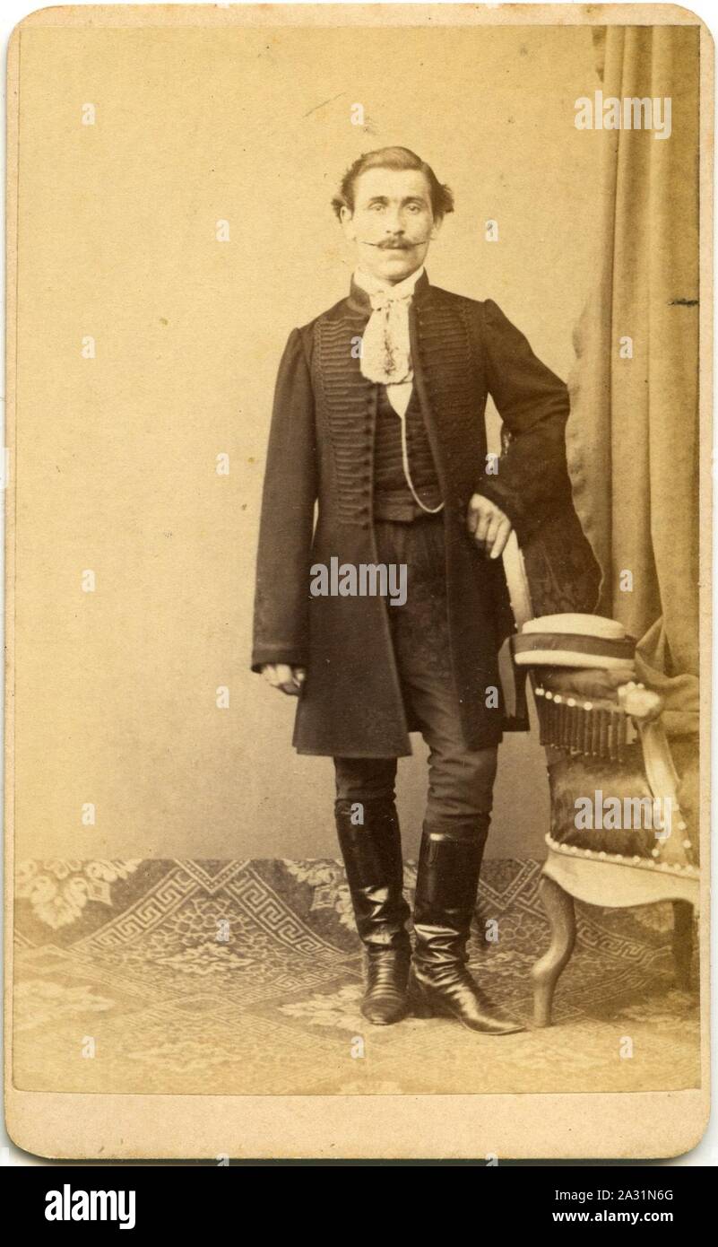 Ernest Pogorelc - Celopostavni portret moža Stock Photo - Alamy