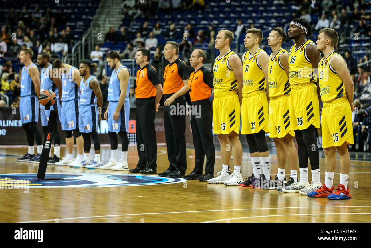 Basketball referees hi-res stock photography and images - Alamy