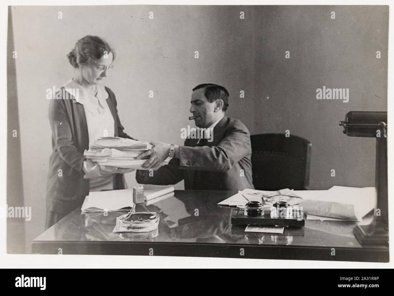 Ernst Lubitsch mit seiner Sekretärin, Hollywood, 1930 Stock Photo - Alamy