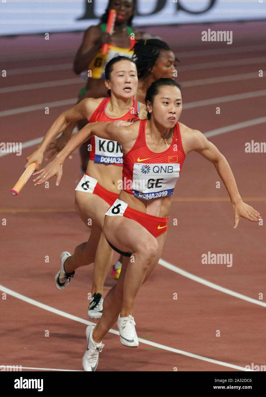 Doha, Qatar. 4th Oct, 2019. Chinese athletes Kong Lingwei (Rear) and Ge ...