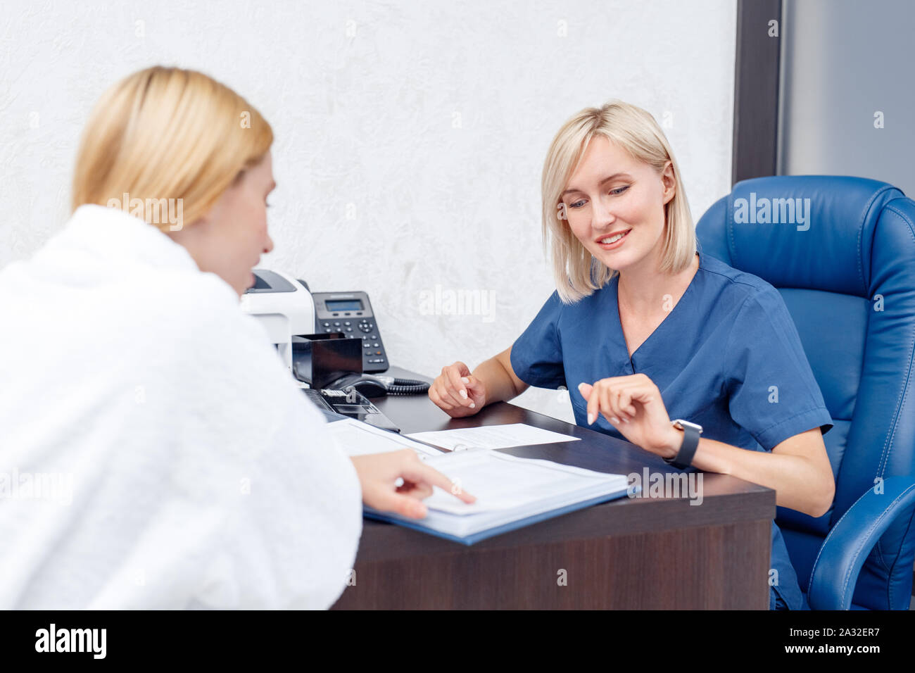 Caucasian woman female doctor hi-res stock photography and images - Alamy