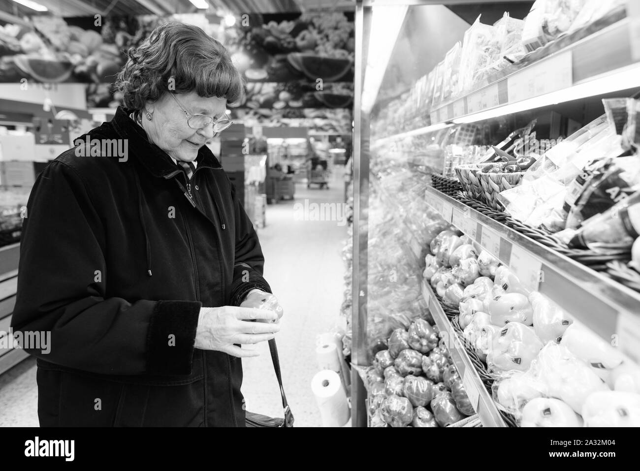 Beautiful senior woman shopping at the grocery store Stock Photo - Alamy