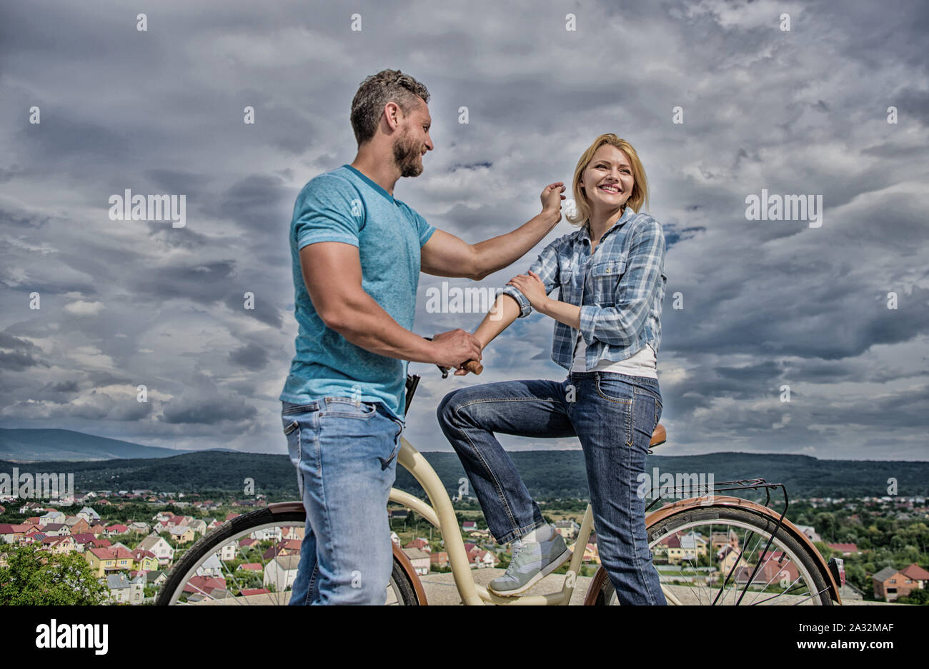 Guy picking up girl hi-res stock photography and images - Alamy