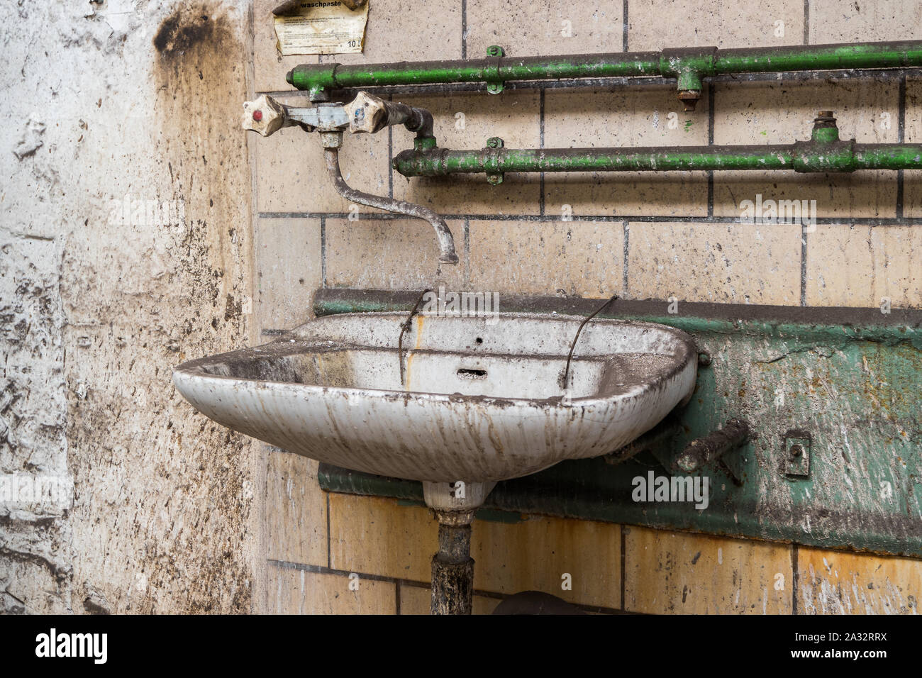 Wash basin pipes hi-res stock photography and images - Alamy