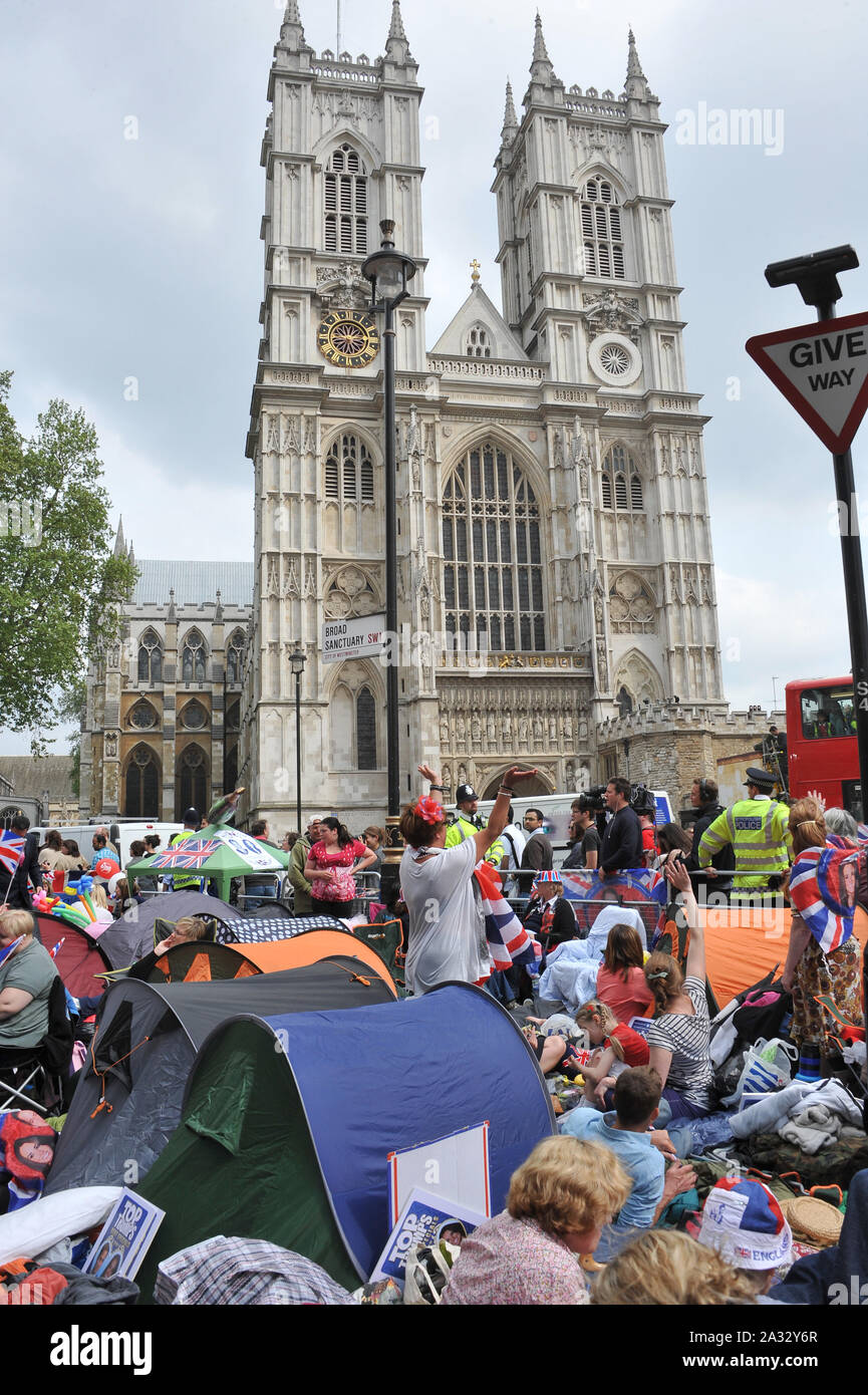 LONDON, UK. April 28, 2011: Atmosphere around Westminster Abbey and ...
