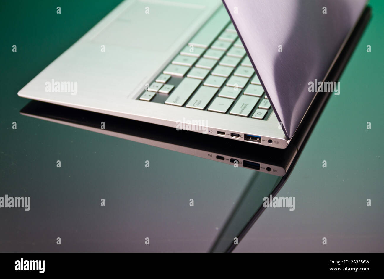Open laptop blank reflective hi-res stock photography and images - Alamy