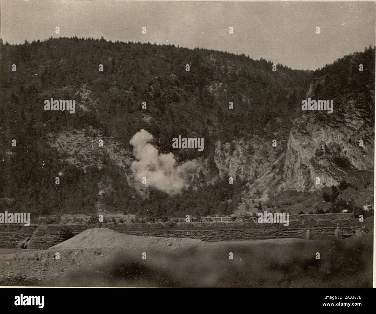 Explosion der Mine 28 cm behelfsmässigen Minenwerfers, aufgenommen am 9 ...