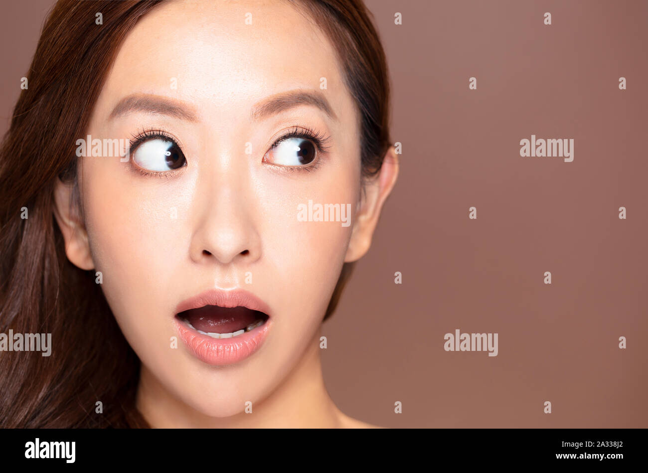 closeup surprised young woman face Stock Photo - Alamy
