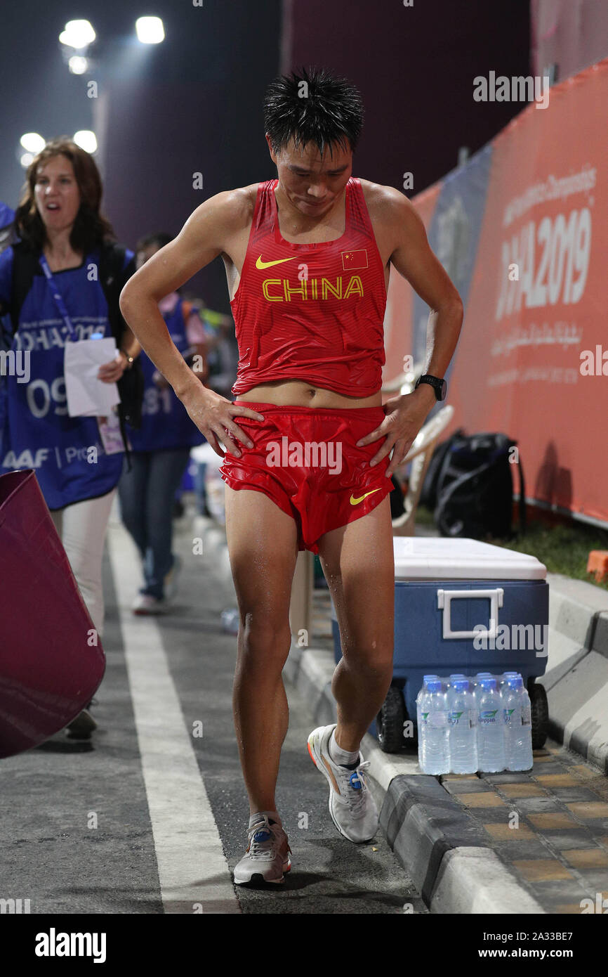 Doha, Qatar. 5th Oct, 2019. Cai Zelin of China retires from the match ...